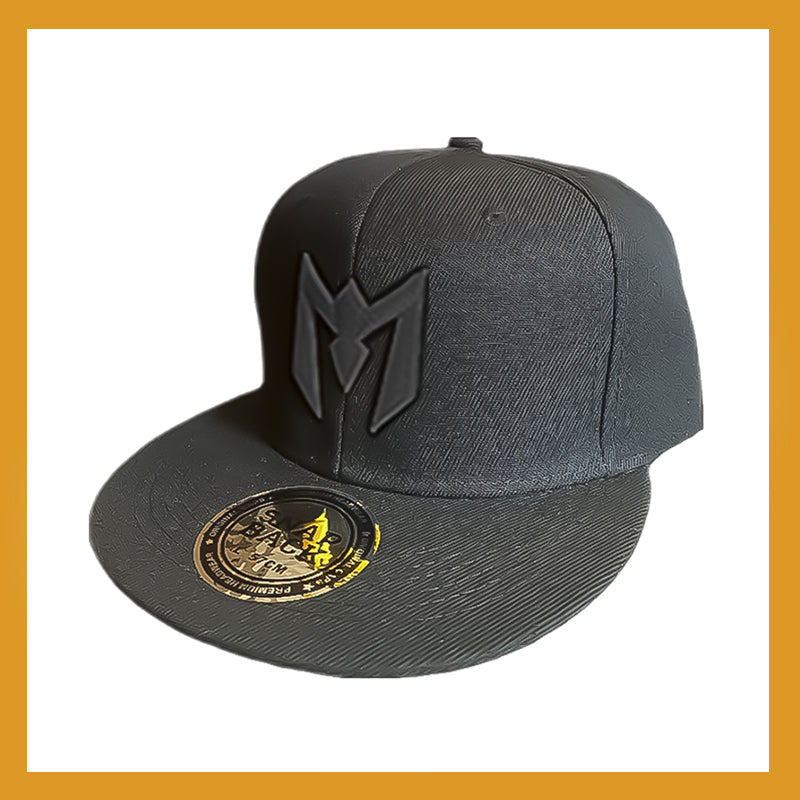 GORRA PLANA NEGRA CON BORDADO NEGRO – MirreyTv